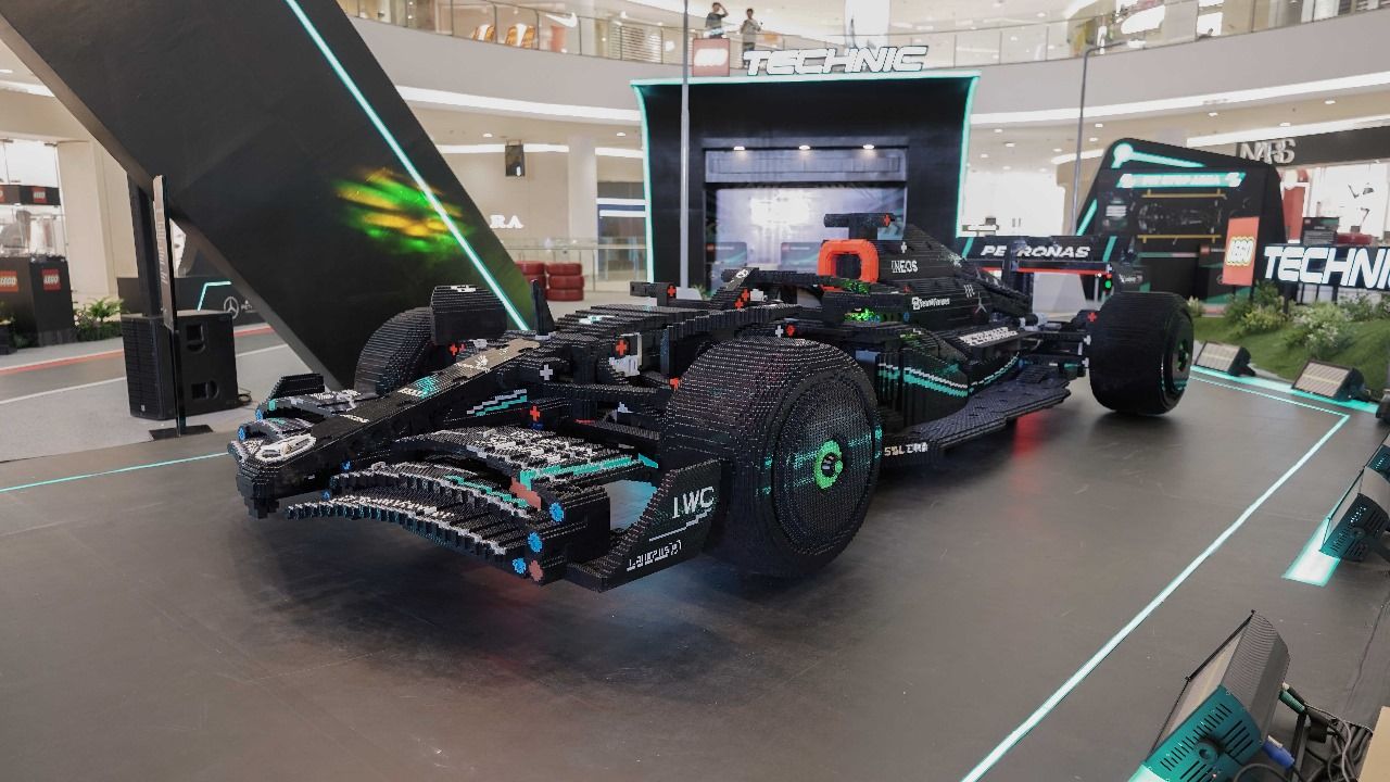 LEGO Mercedes F1 Ukuran Asli Hadir di Senayan City, Jakarta: Sensasi ...