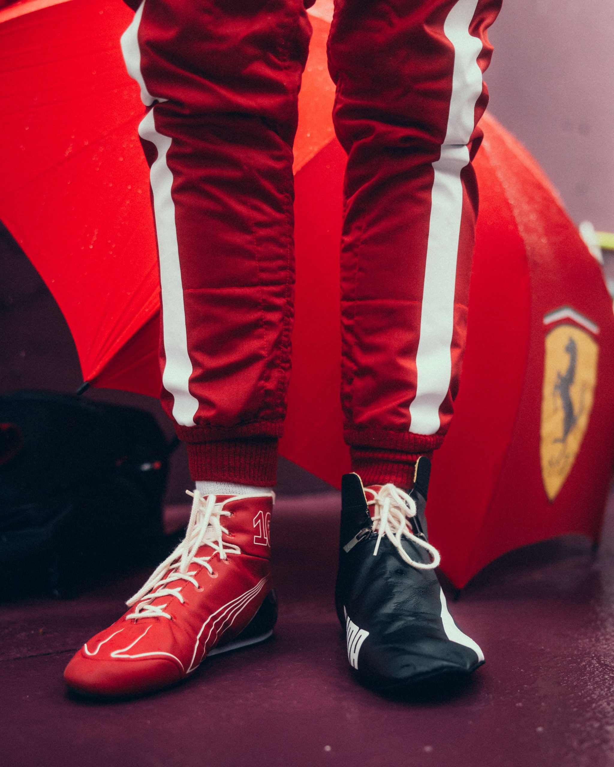 Inovasi Sepatu F1: Lapisan Khusus untuk Mencegah Slip Saat Hujan