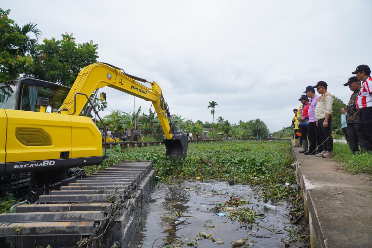 Pemkot Pontianak Uji Coba Eskavator Amfibi Bersihkan Parit Sungai Jawi
