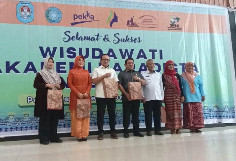 Sujiwo Wisuda 198 Perempuan Desa pada Akademi Paradigta 2026 di Kubu Raya
